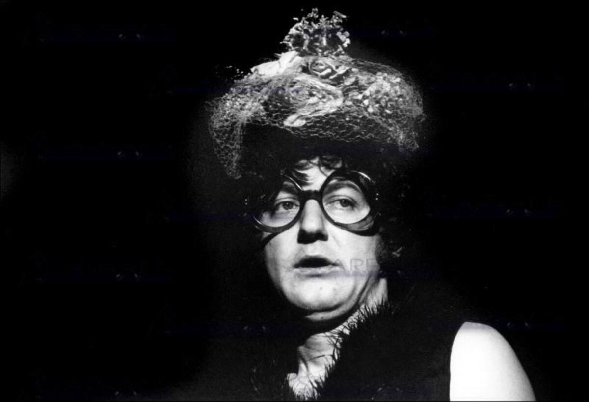 La carrière en images de Coluche - Voici