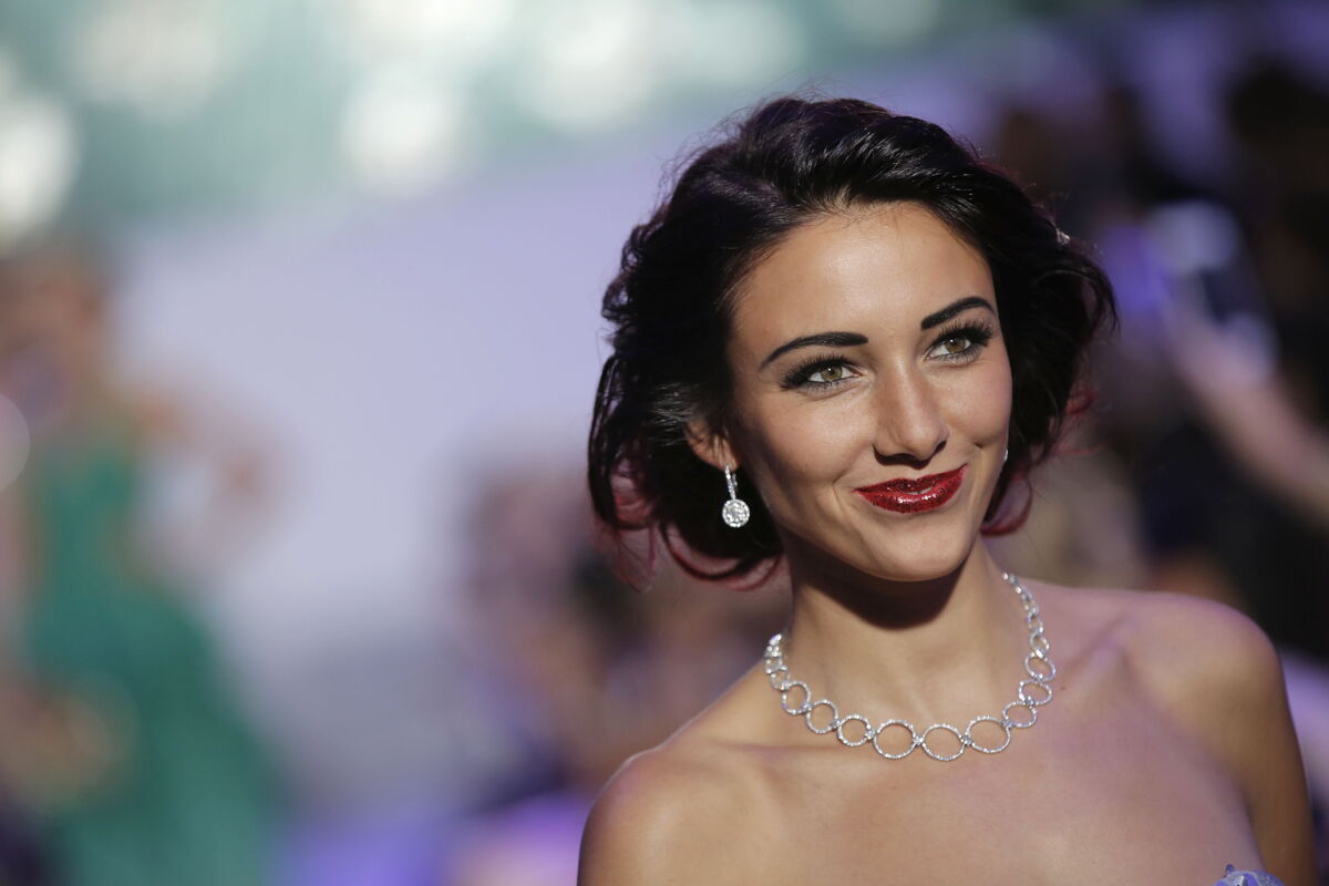 Découvrez en images l'évolution physique de Delphine Wespiser - Voici