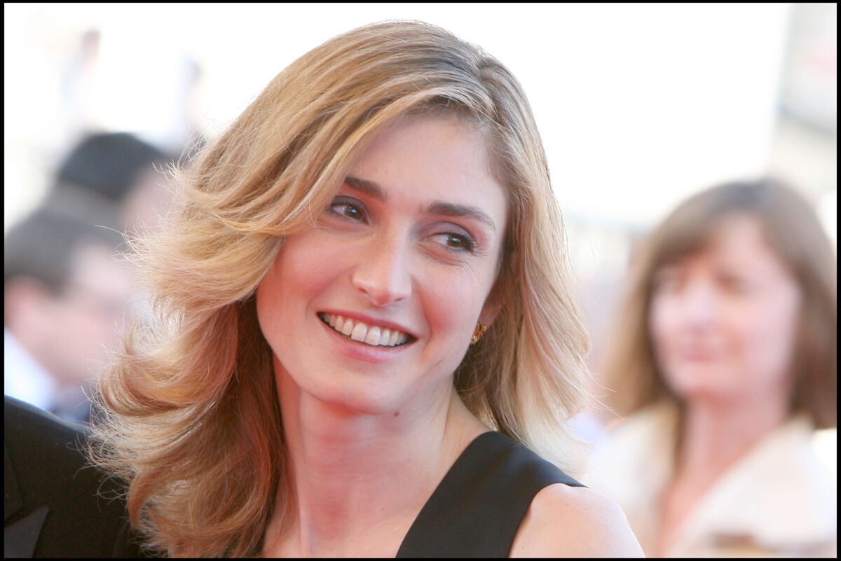 Découvrez la carrière en images de Julie Gayet - Voici