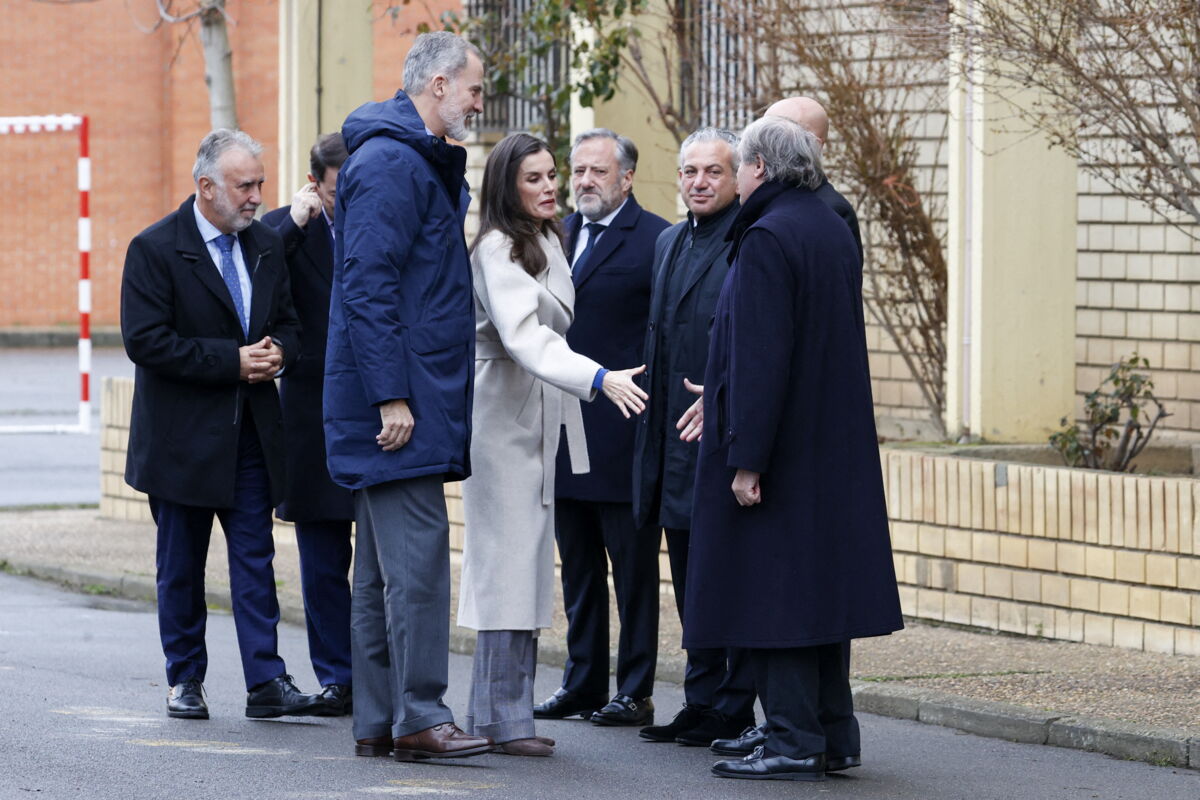 Letizia et Felipe d'Espagne rencontrent les enfants de l'école ...